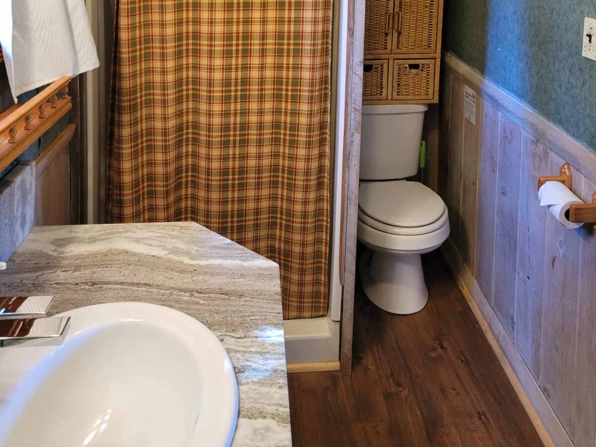 Moose Lodge Cabin - Chinook Lodge, Cabins & RV Park