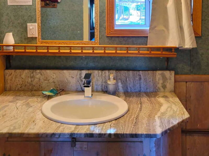 Moose Lodge Cabin - Chinook Lodge, Cabins & RV Park