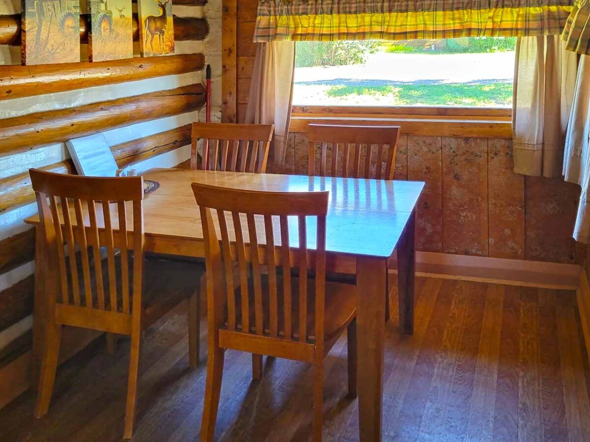 Moose Lodge Cabin - Chinook Lodge, Cabins & RV Park