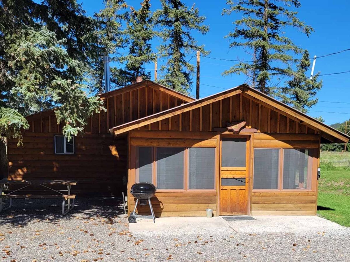 Moose Lodge Cabin - Chinook Lodge, Cabins & RV Park