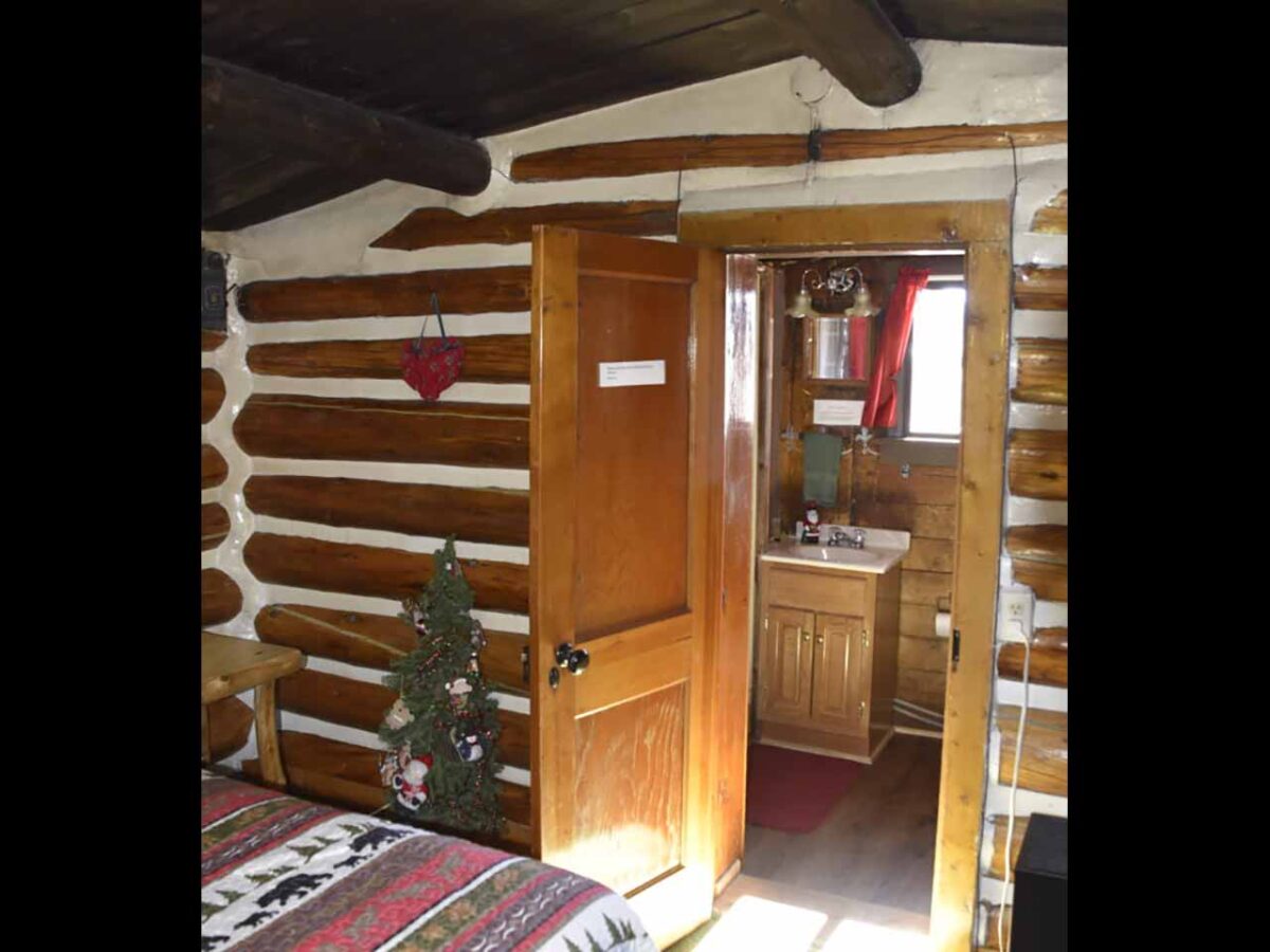 Santa’s Hideaway Cabin - Chinook Lodge, Cabins & RV Park