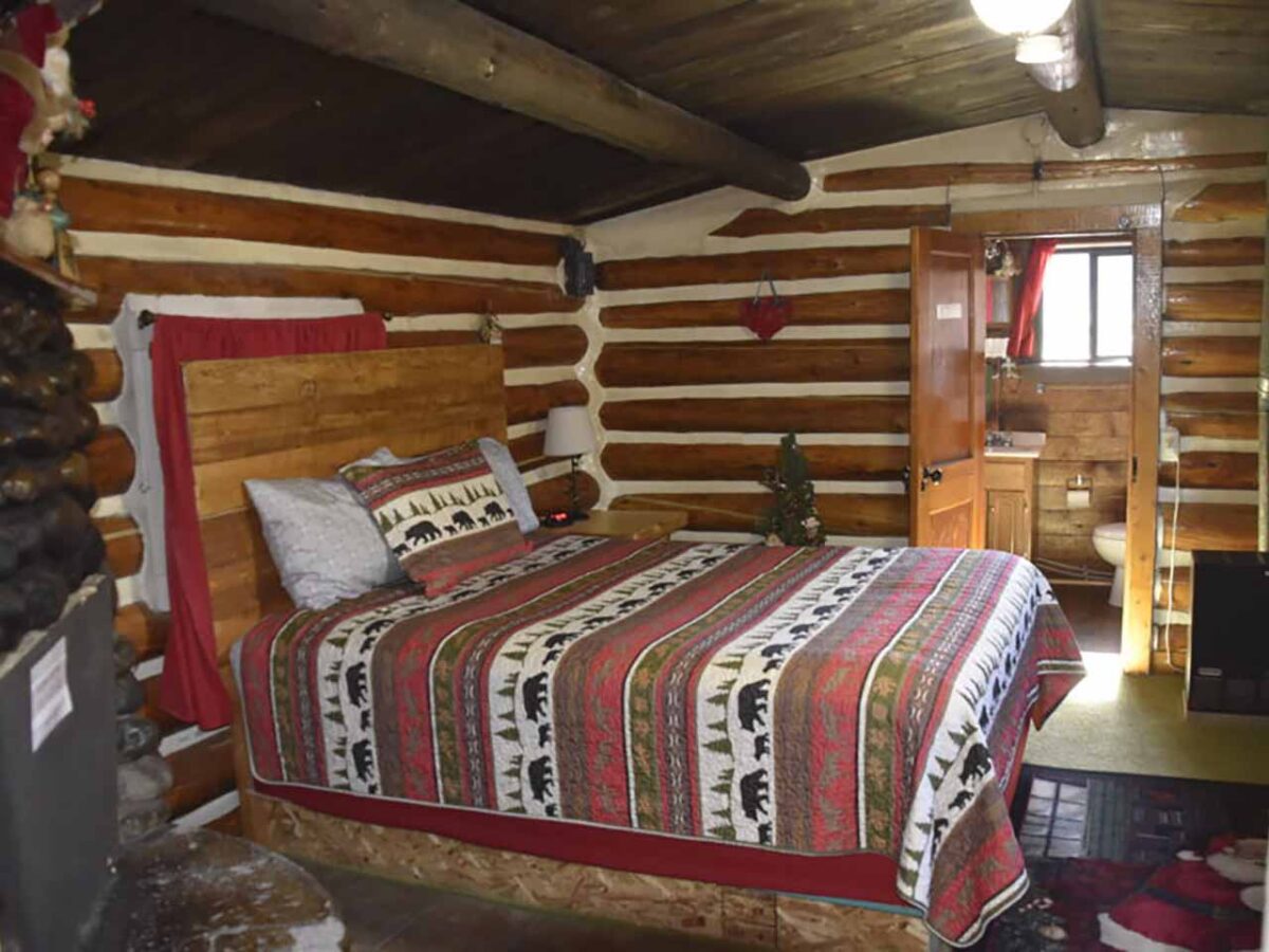 Santa’s Hideaway Cabin - Chinook Lodge, Cabins & RV Park