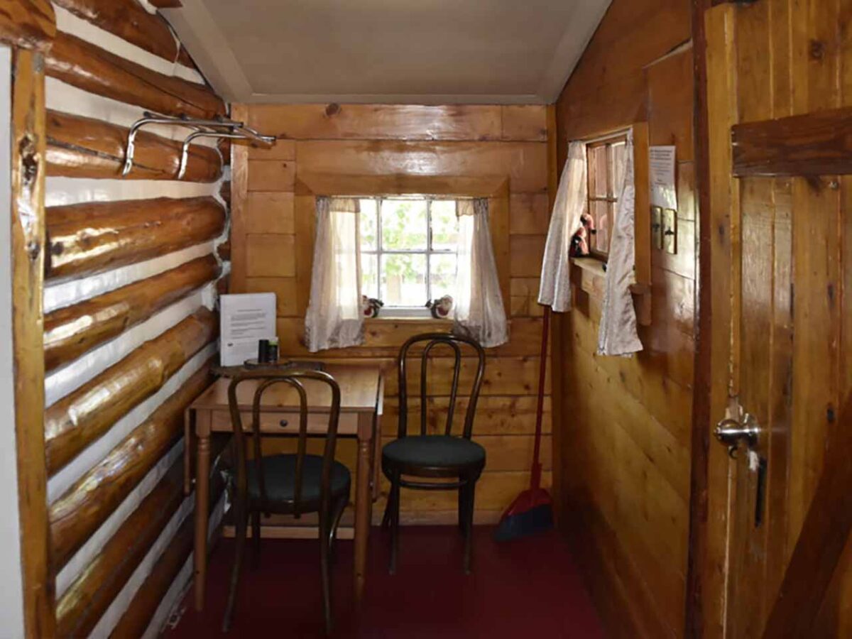 Santa’s Hideaway Cabin - Chinook Lodge, Cabins & RV Park