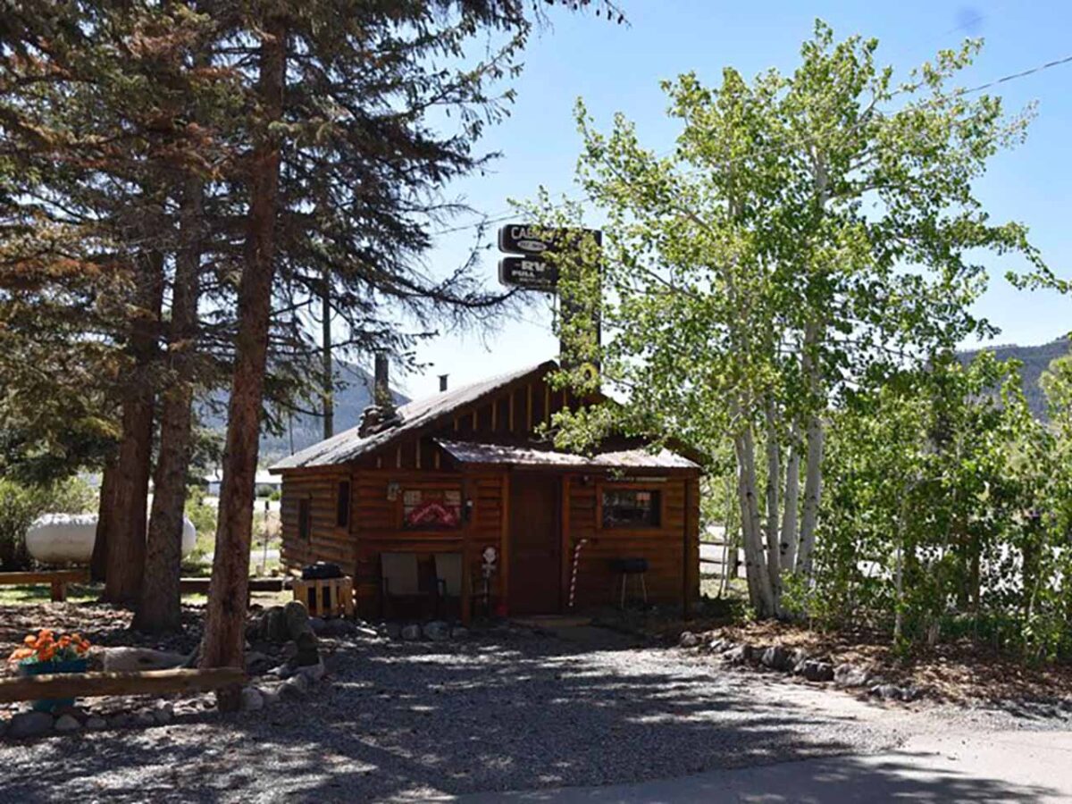 Santa’s Hideaway Cabin - Chinook Lodge, Cabins & RV Park