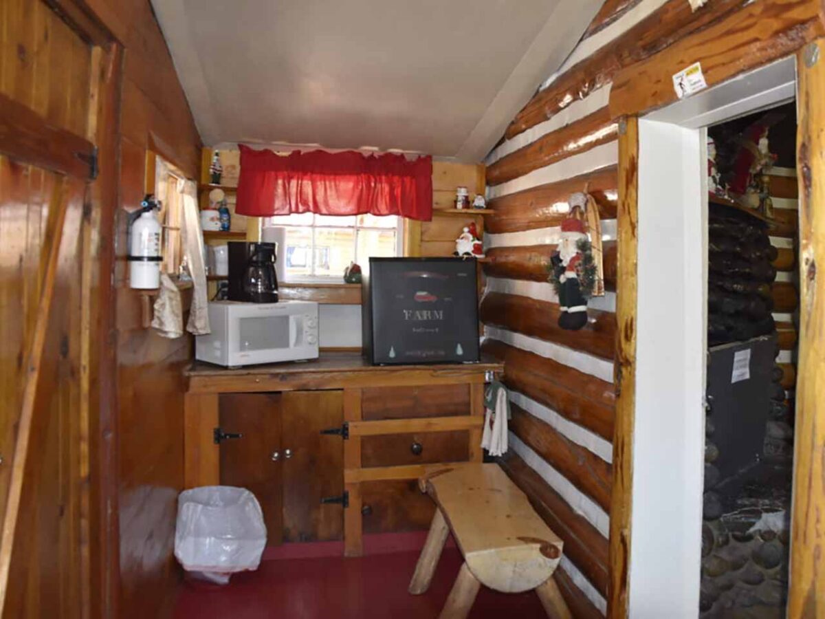 Santa’s Hideaway Cabin - Chinook Lodge, Cabins & RV Park