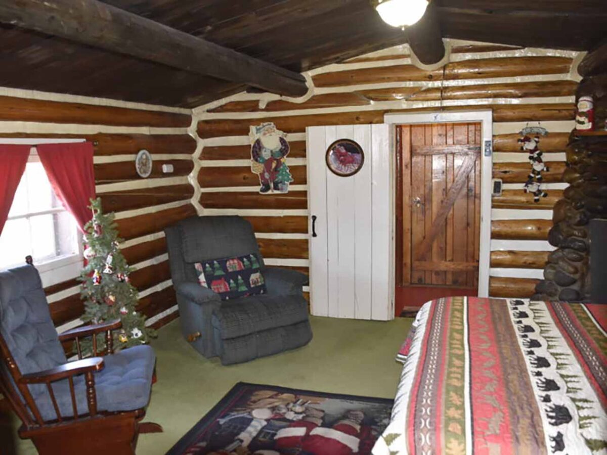 Santa’s Hideaway Cabin - Chinook Lodge, Cabins & RV Park