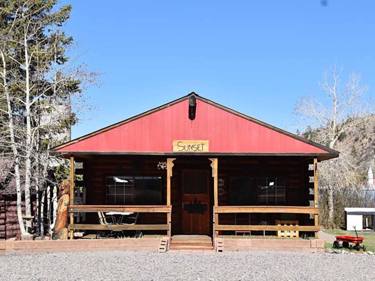 Sunset Suite Cabin - Chinook Lodge, Cabins & RV Park