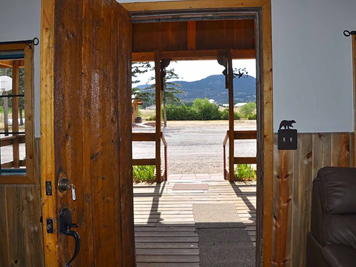 Sunset Suite Cabin - Chinook Lodge, Cabins & RV Park