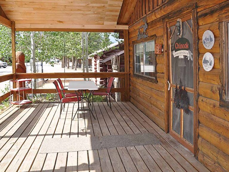 Sunset Suite Cabin - Chinook Lodge, Cabins & RV Park