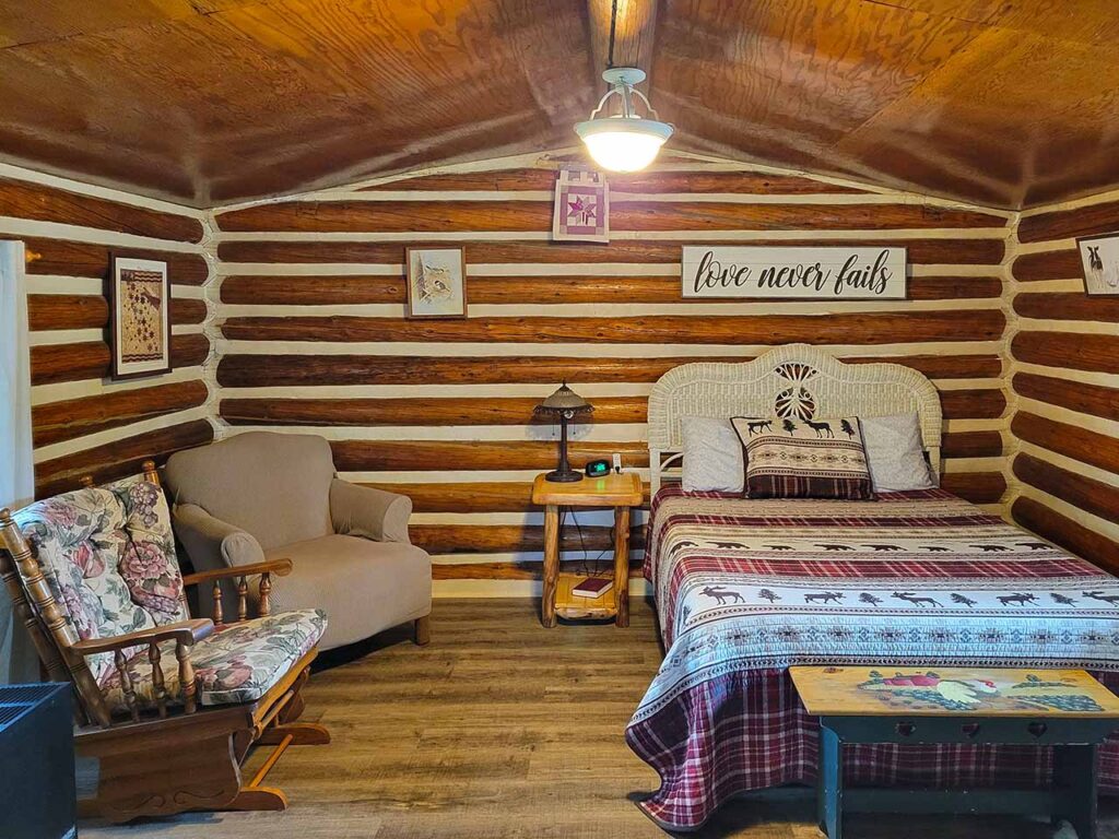 Farmhouse Cabin - Chinook Lodge, Cabins & RV Park