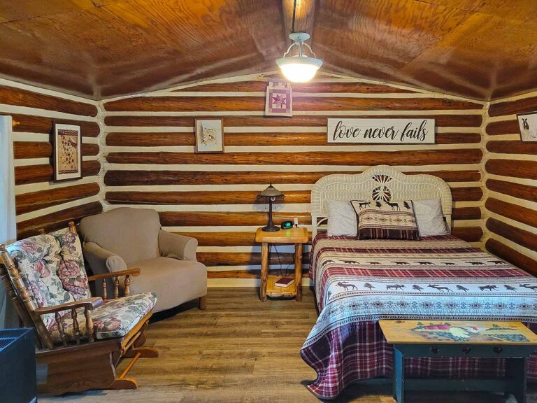 Farmhouse Cabin - Chinook Lodge, Cabins & RV Park