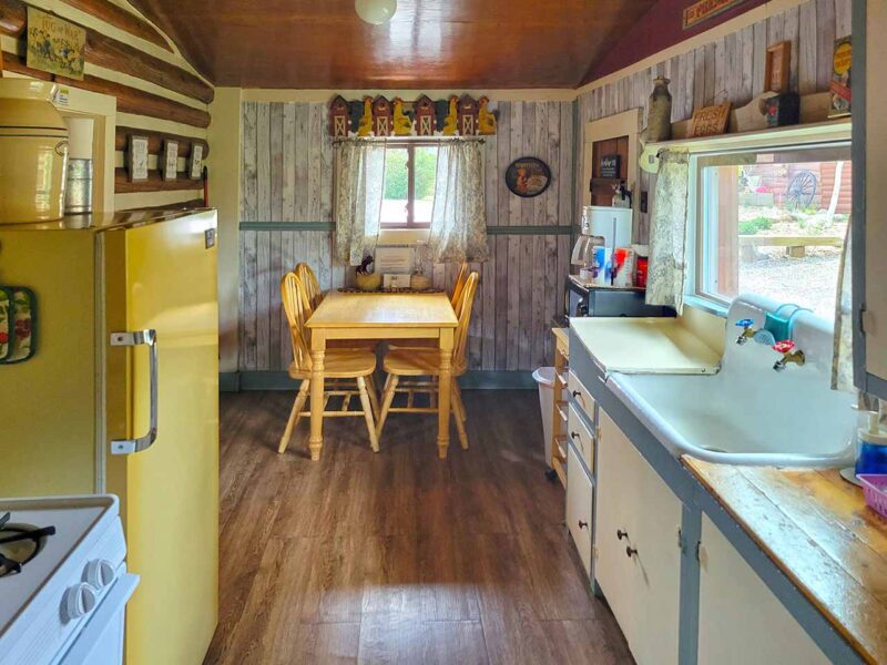 Farmhouse Cabin - Chinook Lodge, Cabins & RV Park